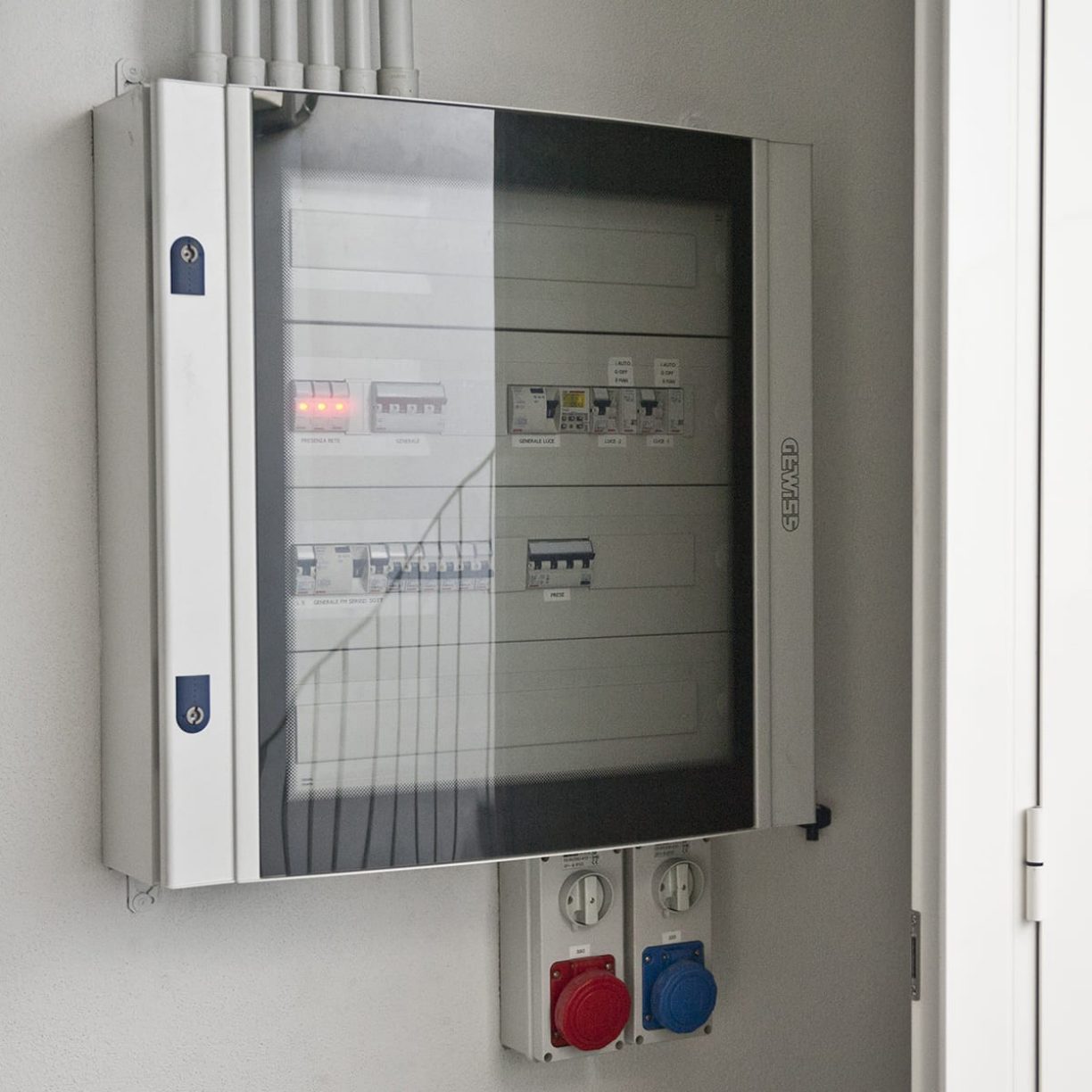 Serie 47 CVX 160 E Cuadros de superficie hasta 160 A con bastidor extraíble | Gewiss